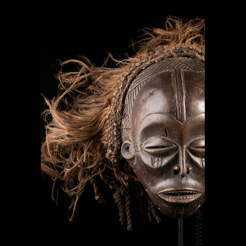 Chokwe pretty woman mask - African art and Mukanda in Angola