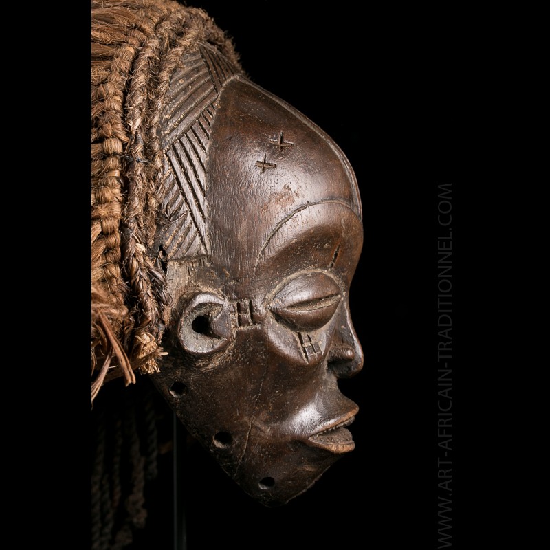 Chokwe pretty woman mask - African art and Mukanda in Angola