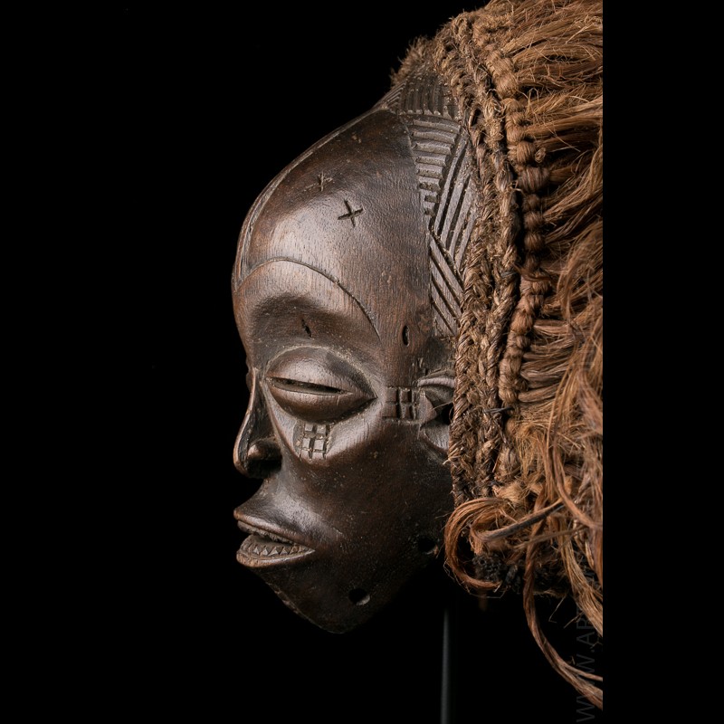 Chokwe pretty woman mask - African art and Mukanda in Angola