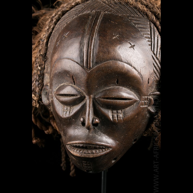Chokwe pretty woman mask - African art and Mukanda in Angola