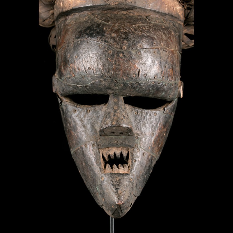 Salampasu Mukinka mask R. D. Congo - Auctions African Art Gallery