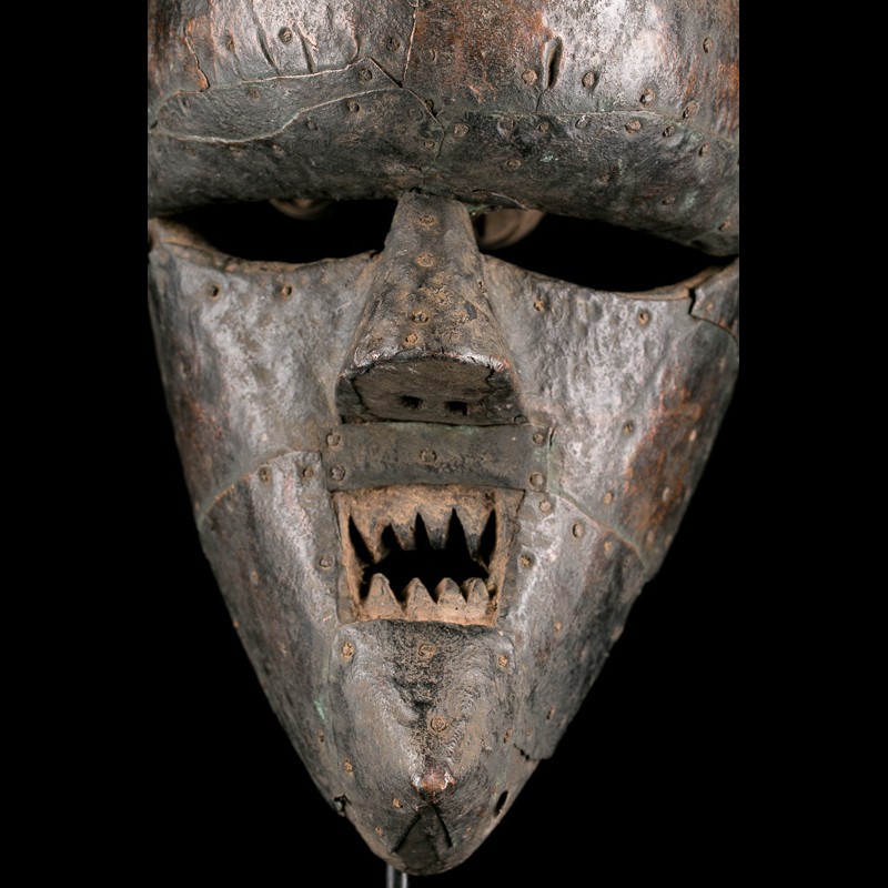 Salampasu Mukinka mask R. D. Congo - Auctions African Art Gallery