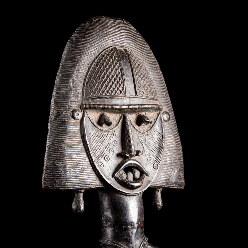 Mahongwe reliquary figure - African art bronzes from Gabon