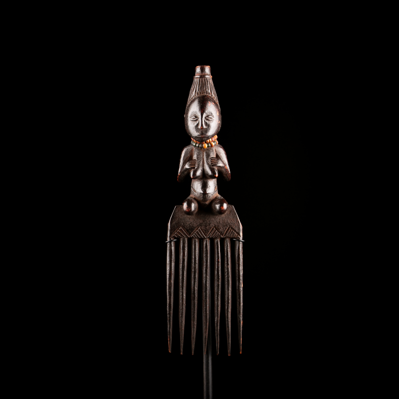 Luba comb - African art artifacts of the Luba kingdom in the Congo